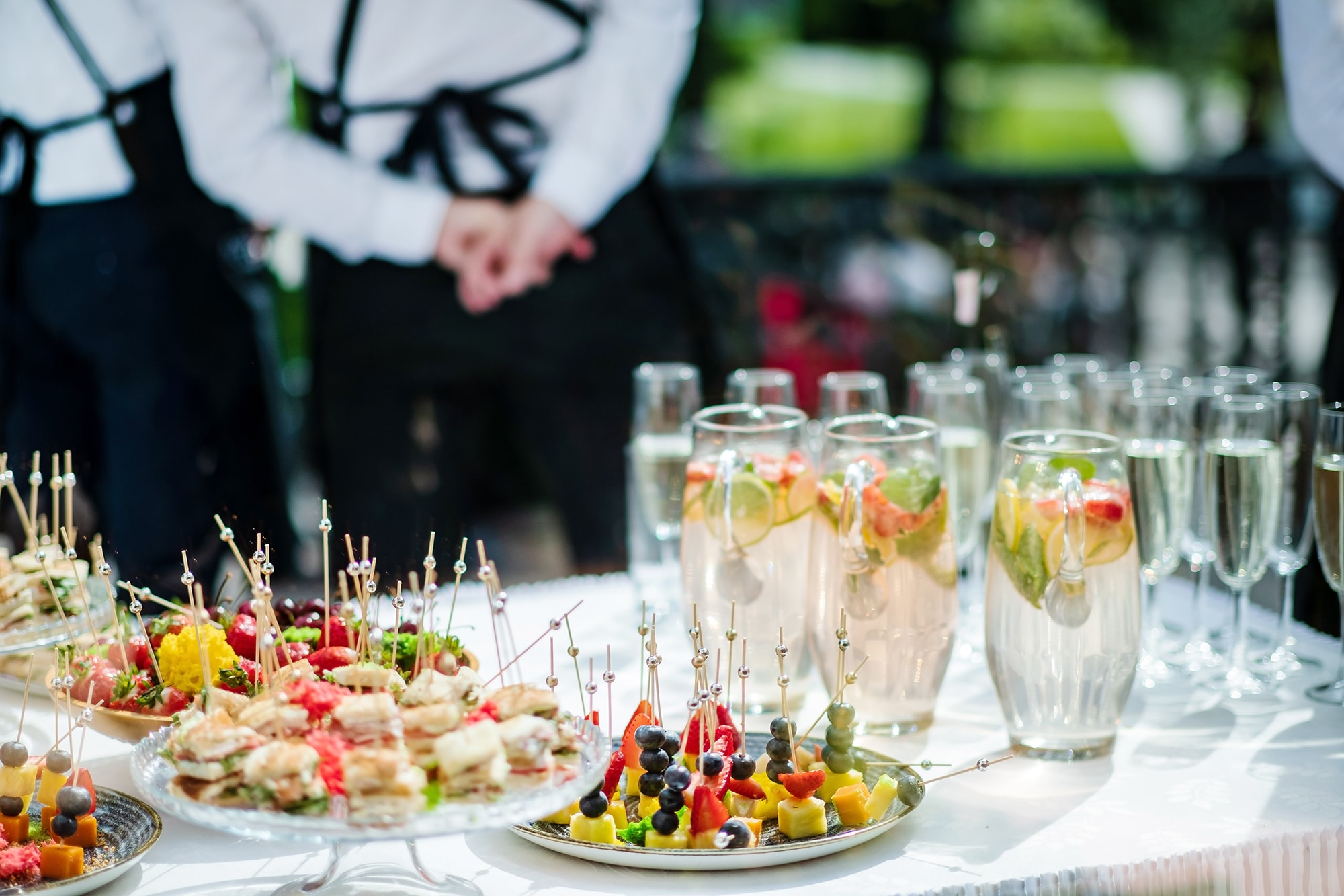 Full-Service vs Drop-Off Catering: Choose the Best Option 2025